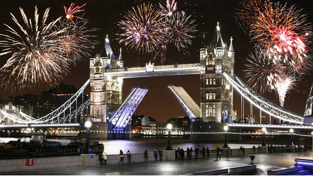 New Year's Eve Fireworks on the Thames 2025/2026 / at Crown Pier ...